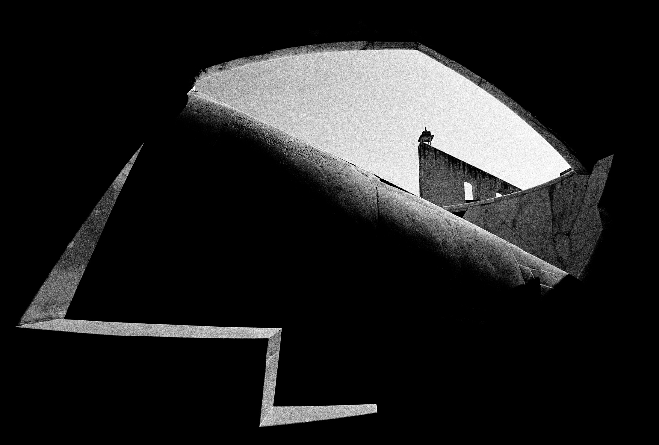 Simon Chaput Reveals His Photographs of India's Ancient Sundials – SURFACE