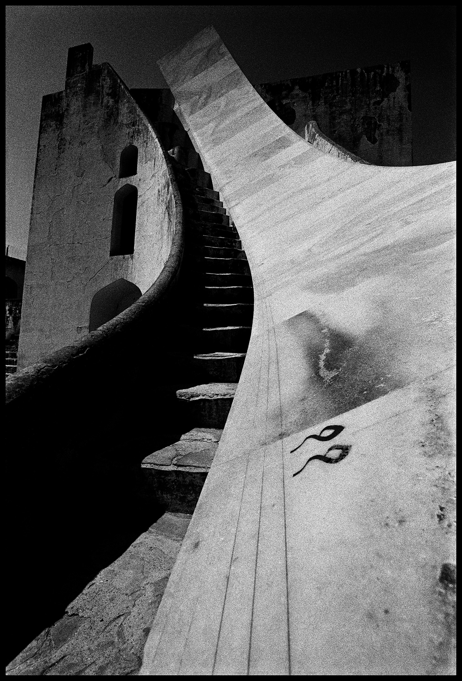 Simon Chaput Reveals His Photographs of India's Ancient Sundials – SURFACE