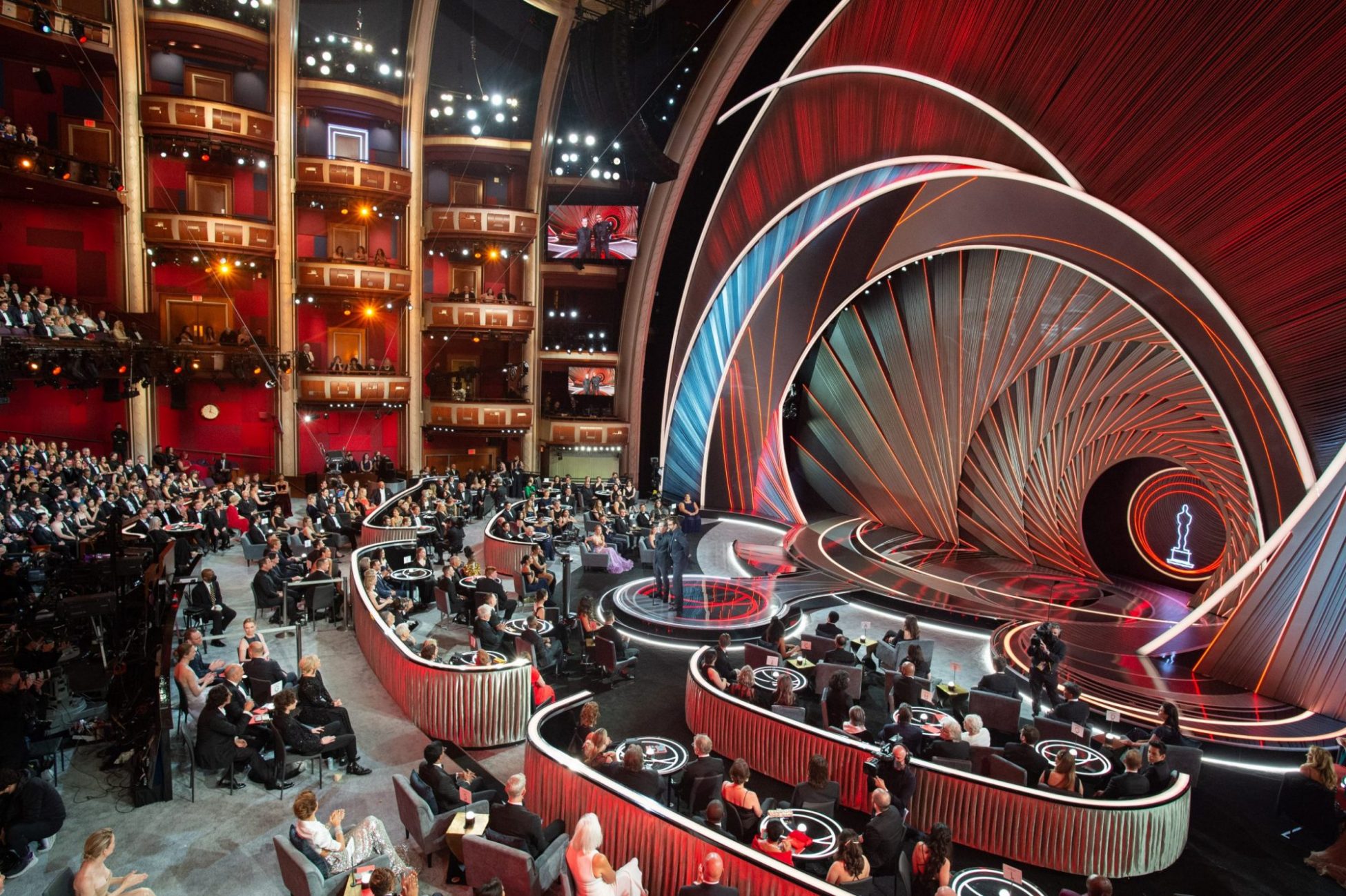 Inside David Korins' Electric Set Design for the 2022 Academy Awards ...