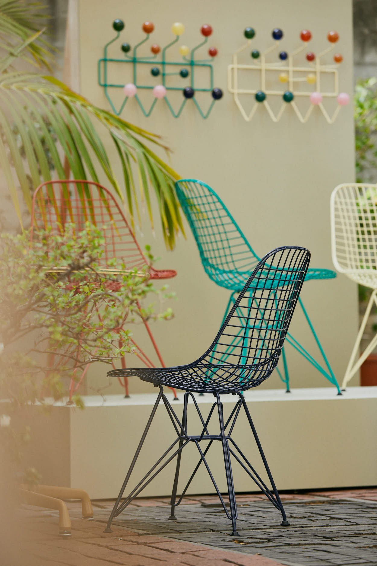 A Sunny Picnic to Celebrate Charles and Ray Eames – SURFACE